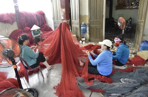 The job of net mending by women in the coastal areas of Nghe An - Báo ...
