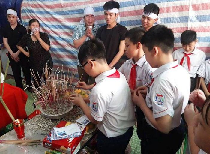 Nam sinh thoát chết đuối thuật lại giây phút 8 học sinh bị nước sông ...