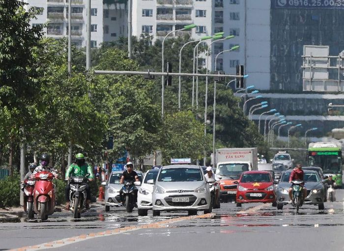 Người dân hãi hùng phơi nắng trên con đường nóng nhất Thủ đô - Báo Tiền ...