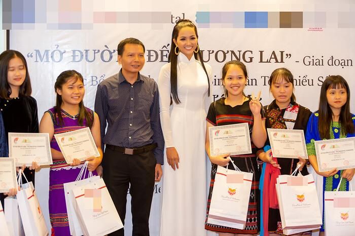 H'Hen Niê diện áo dài trắng khoe trọn đường cong xuất sắc nhưng bất ngờ ...