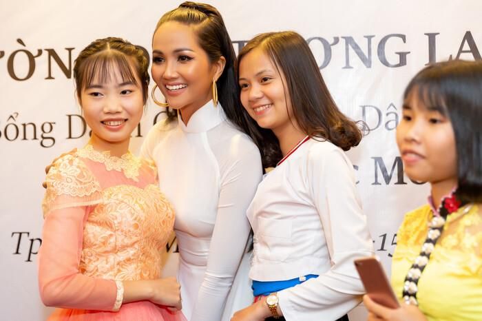 H'Hen Niê diện áo dài trắng khoe trọn đường cong xuất sắc nhưng bất ngờ ...