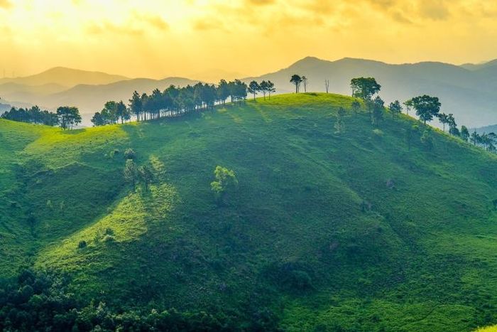 Ngọn đồi nằm giữa thành phố Uông Bí đẹp mơ màng sau mỗi lần 'thay áo ...