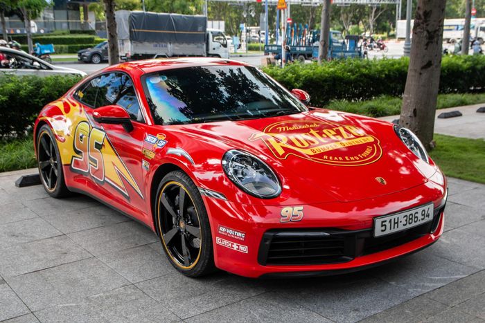 Porsche 911 Carrera với ngoại thất lấy cảm hứng từ Lightning McQueen ...