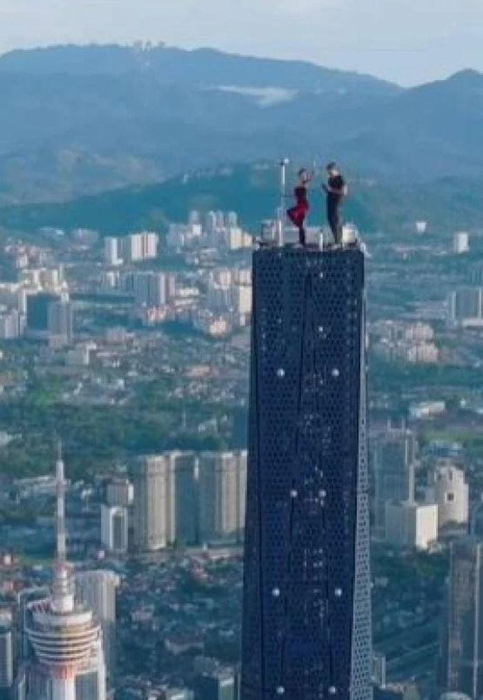 Hai người Nga bị điều tra vì leo nóc tòa nhà cao thứ 2 thế giới chụp ...