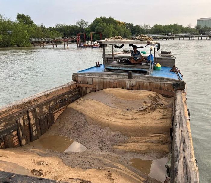 Cảnh sát đường thủy TP.HCM nhiều giờ truy bắt nhóm trộm cát trên sông ...