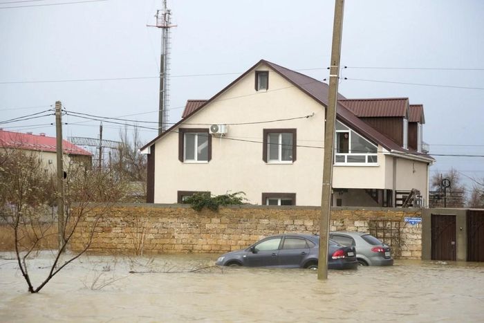 Gió bão, tuyết rơi dày, lũ lụt hoành hành ở Nga, Ukraine và Moldova ...