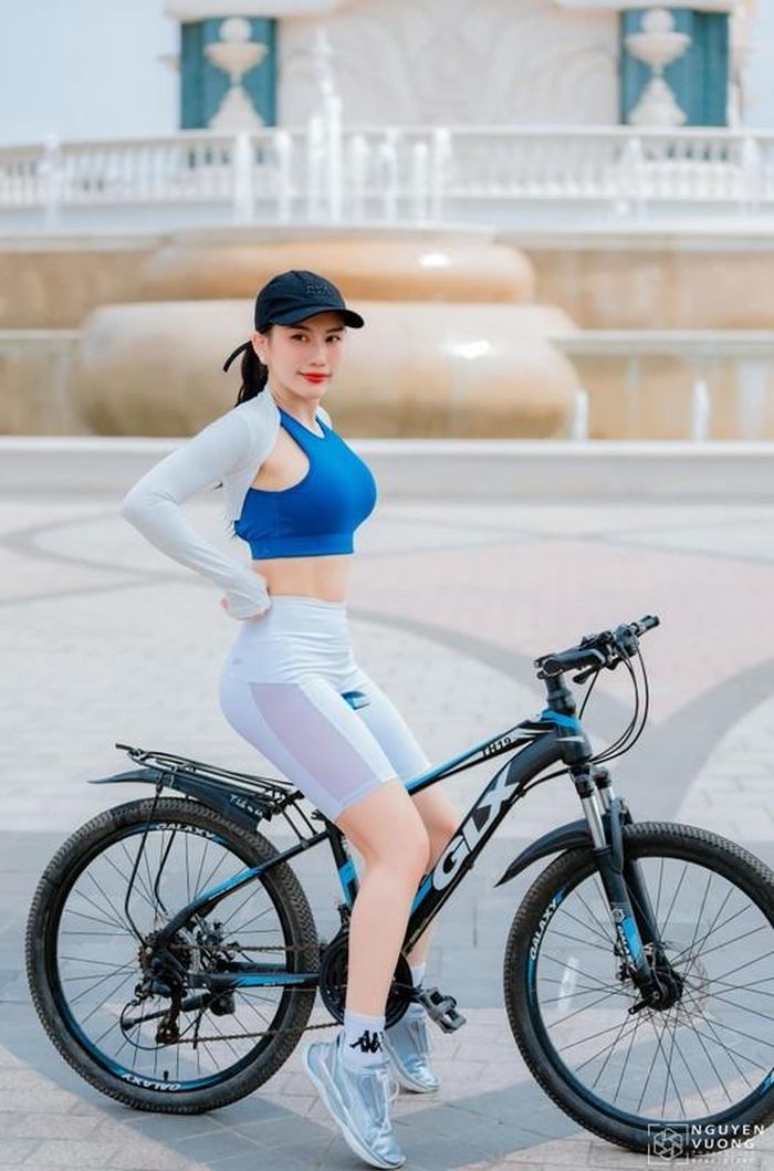 'Hot girl phòng gym' Trang Lê khoe body 'đồng hồ cát' sau sinh - Báo ...