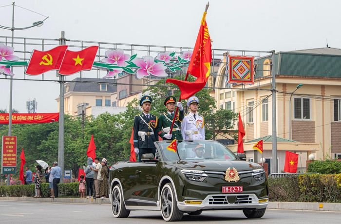 VF 8 mui trần xuất hiện trong lễ diễu binh chiến thắng Điện Biên Phủ ...