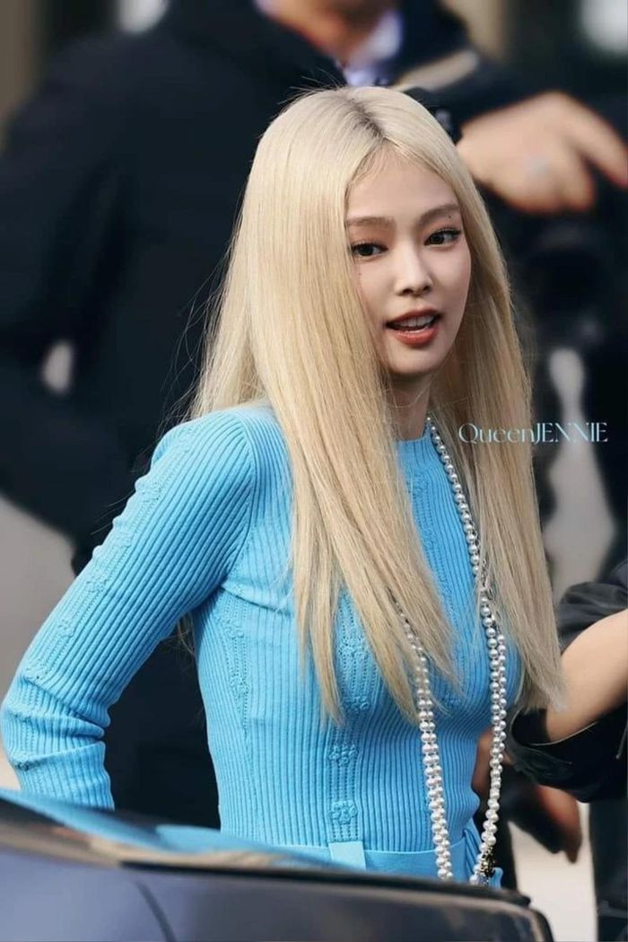 Jennie lộ biểu cảm lạ khi tương tác với 'bạn gái tin đồn' G-Dragon ...