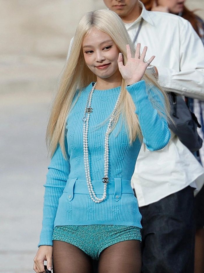 Jennie lộ biểu cảm lạ khi tương tác với 'bạn gái tin đồn' G-Dragon ...