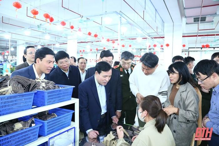 Phó Bí thư Thường trực Tỉnh ủy Lại Thế Nguyên dự lễ ra quân sản xuất ...