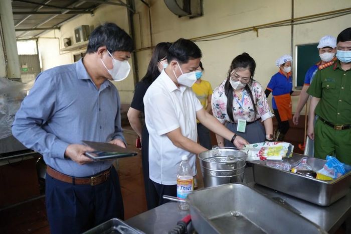 Bếp ăn tập thể Công ty Chee Wah Việt Nam có nhiều vi phạm - Báo Tri ...
