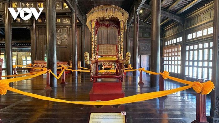 Bảo tàng Cổ vật Cung đình Huế lắp đặt tủ kính bảo vệ 3 ngai vua triều ...
