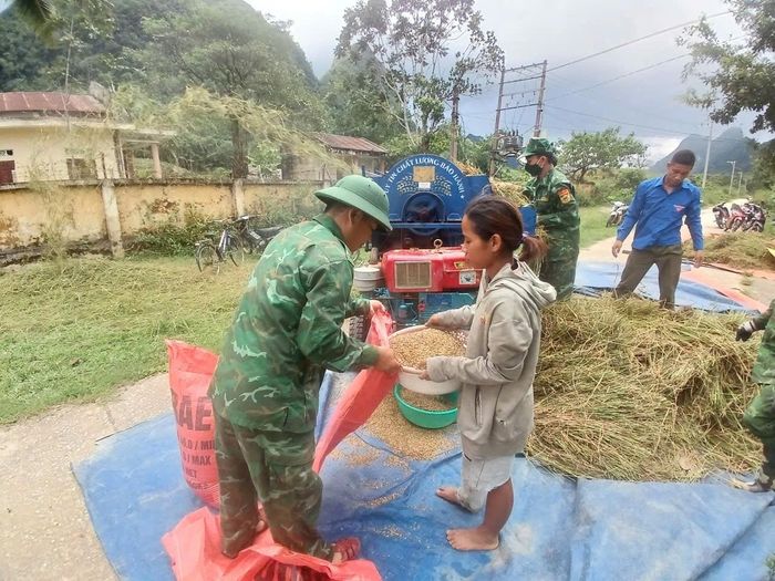 Đồn Biên phòng Cà Xèng giúp đồng bào Rục giữ mùa vàng sau bão - Đại ...