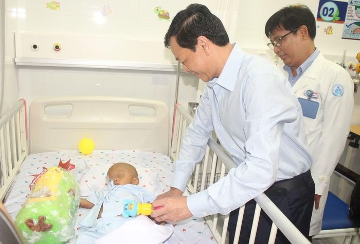 Rơi nước mắt nghe bé trai 2 tuổi bị bạo hành khóc gọi mẹ mỗi đêm - Báo ...