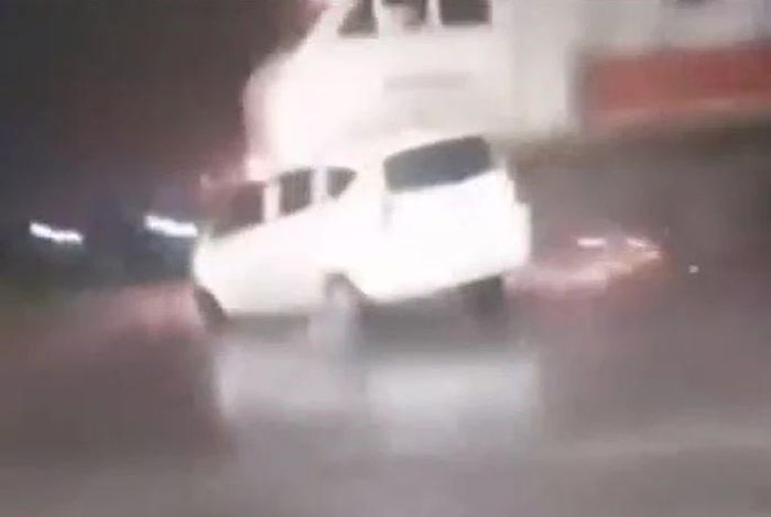 Liều lĩnh băng qua đường ray, ô tô bị tàu hỏa tông trực diện - Tạp chí ...