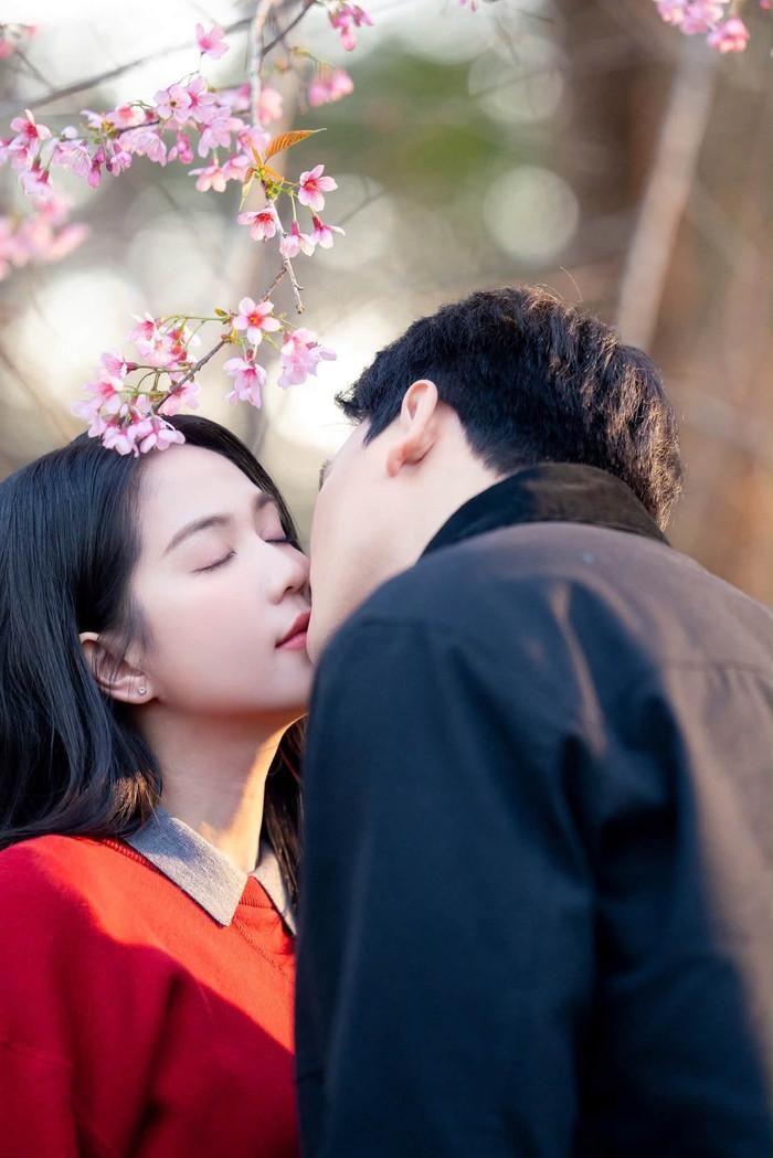 Lê Xuân Tiền bất ngờ công khai hôn Ngọc Trinh - Tạp chí SaoStar