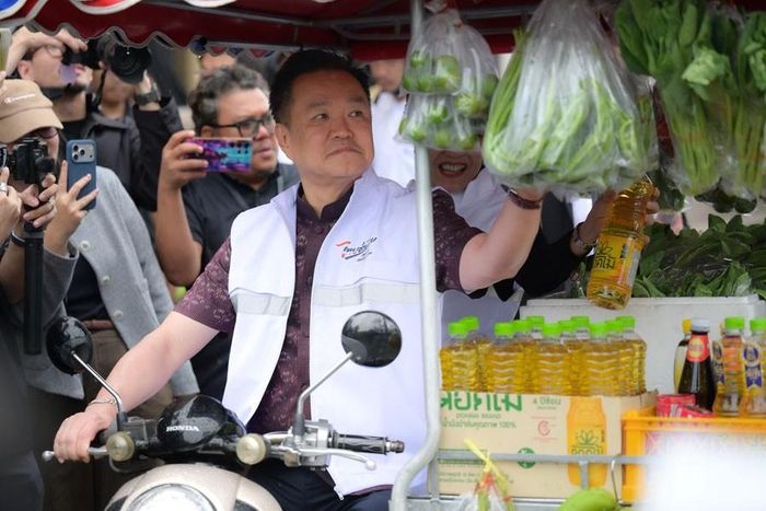 Thủ tướng Thái Lan lái xe hàng rong, phát động chiến dịch giảm giá hàng ...