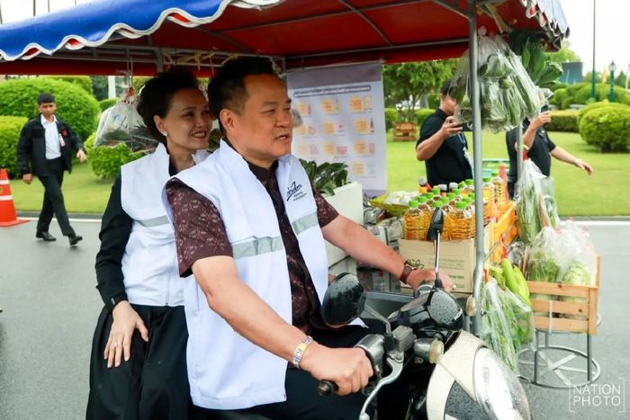 Thủ tướng Thái Lan lái xe hàng rong, phát động chiến dịch giảm giá hàng ...