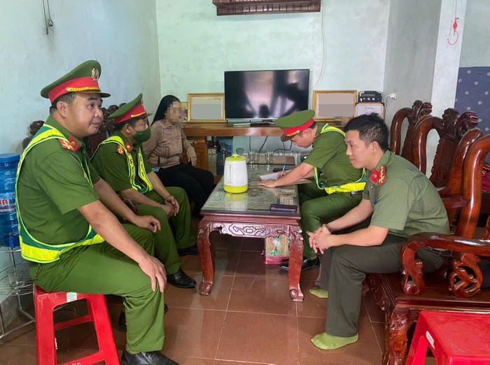 Bị nhắc nhở phơi lúa trên đường, người phụ nữ dùng cào đập vào xe tải ...