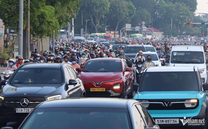 Ngỡ ngàng cảnh dòng xe 'băng băng' trên đường Cộng Hòa trước ngày đảo ...