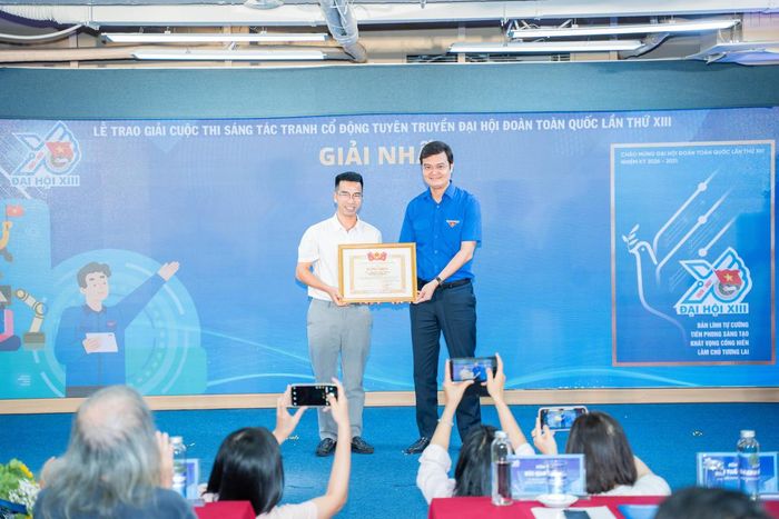 Khi tranh cổ động trở thành ngôn ngữ của khát vọng tuổi trẻ - Báo Đại ...