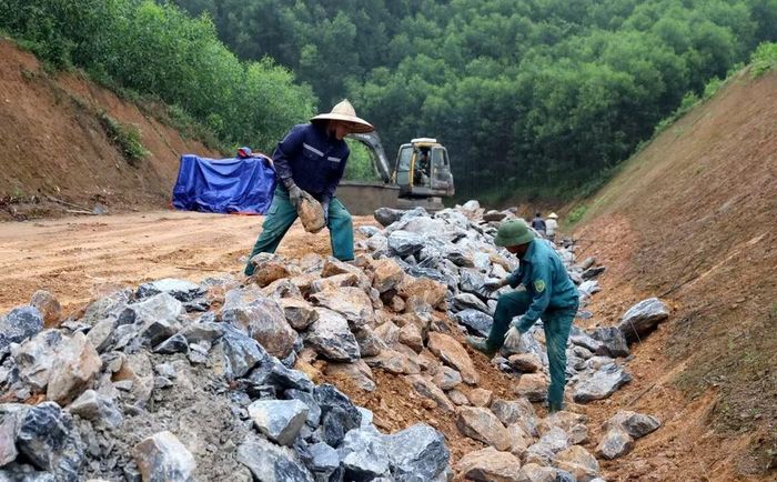 Nghệ An: Đầu tư hàng trăm tỷ đồng, tuyến đường vẫn dở dang sau hơn 15 ...