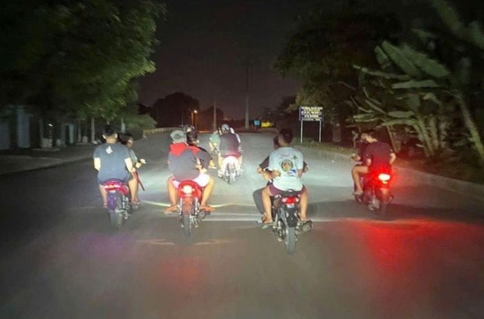 Mang theo súng tự chế, kiếm dạo phố đăng mạng xã hội lấy oai - Báo Công Lý