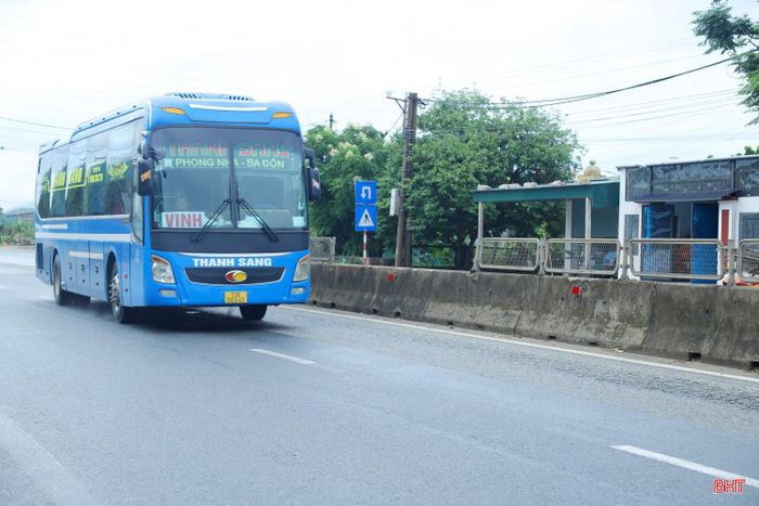 Nguy cơ tai nạn khi lưới chống lóa trên quốc lộ 1 ở Hà Tĩnh bị tháo ...