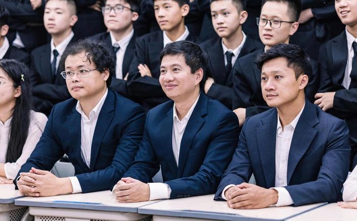 Một lớp học ở Hà Nội có 34/34 học sinh đều đỗ chuyên Toán, Tin - Báo ...